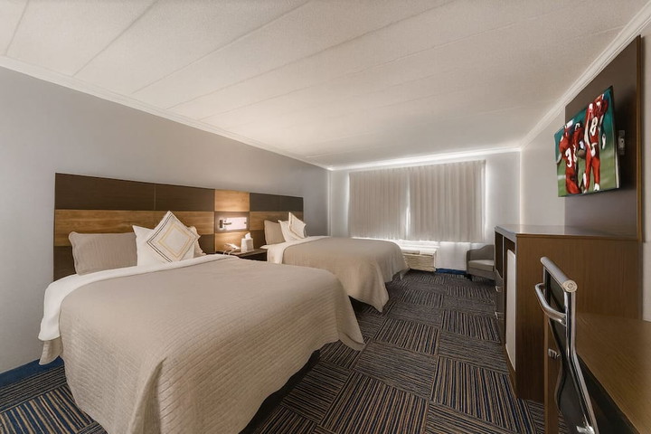 2 Budget Cape Cod Rooms  Relaxed Setting Close To The Beach & Local Attractions - Woods Hole, MA