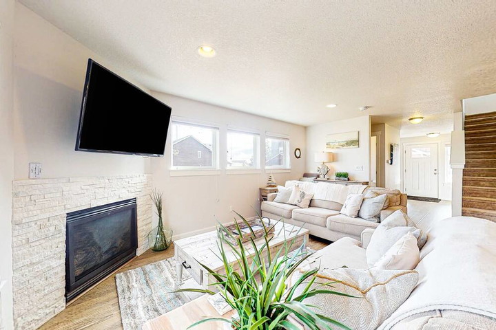 Stunning Home With Fireplace Firepit And Central Ac Short Walk To The Beach - Pacific City, OR