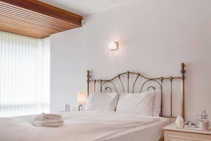 4 Bedroom Accommodation In Kenilworth - Warwick