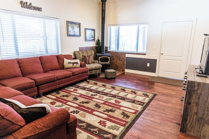 Spacious & Cozy Cabin Minutes From Go-karts, Golf, Trails, Lakes & Family Fun! - Pinetop-Lakeside, AZ