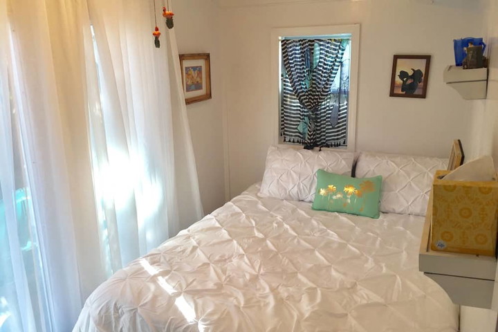 Unique Romantic Beach Style Cottage Close To Folly Beach & Historic Charleston! - South Carolina