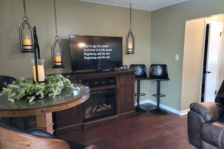 Mountain View Lodging Same Day Booking  Dt Cody 3 Bedrm 4 Bds + A Bonus Den - Cody, WY
