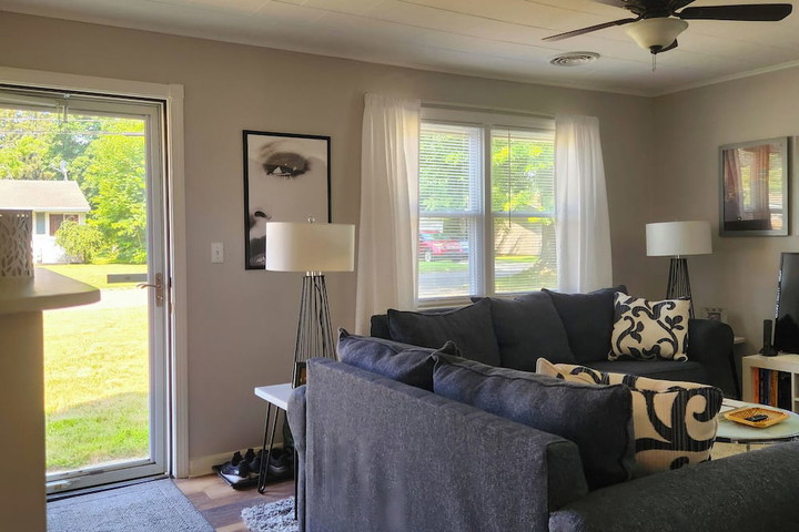 Spotless Geneva Home!  Minutes To Wineries, Spires, Downtown, & The Strip! - Geneva, OH