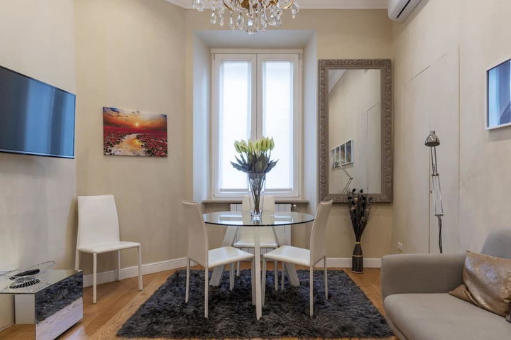 Guesthost - Elegant And Quiet 110sqm Apartment That Can Accommodate Up To 4 People. Located On The Fourth Floor, With Elevator (Not Suitable For The Disabled), Of A Building In The City Center Few Steps Away From Piazza Vittorio Emanuele And A 3-minute W - Monti