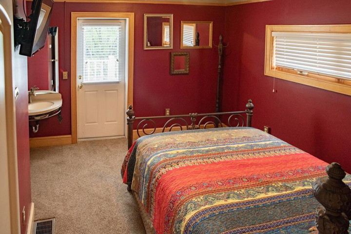 Welcome To The Historic Elk River Hotel & Cafe! Located Riverfront On The Beautiful Elk River, And Just 2 Miles From I-79, You Are Moments Away From All That The Sutton Area Has To Offer. Guest In Town To Enjoy The Gorgeous Outdoor Scenery And Recrea - West Virginia