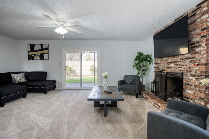 Charming 3-bedroom + Den House With Ac And Wifi In Awesome North Fresno. - Fresno, CA