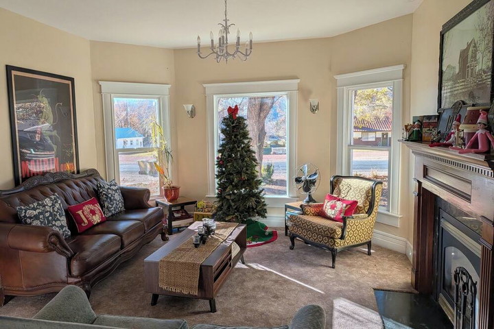 Spacious Victorian-style Family Retreat | 5 Ensuite Bedrooms + Event-ready Yard - Kanab, UT