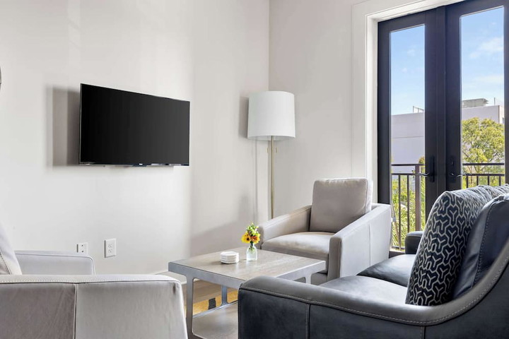 Fire Tower | Fresh 1br Suite + Courtyard + Rooftop - Charleston, SC