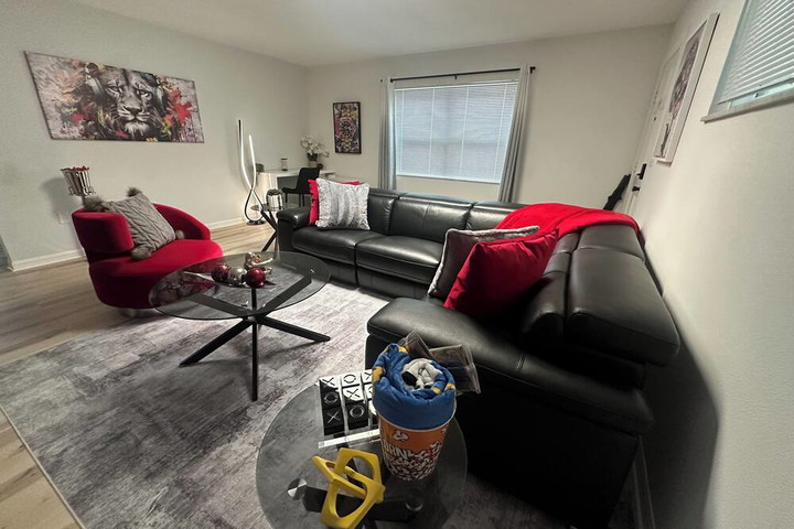 Lake Eola Retreat + Private Hot Tub & Fenced Backyard + Grill. Walk To Lake Eola - Winter Park, FL