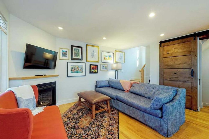 New Town Hill Haven For Romantic Coastal Escape, Walking Distance To Commercial - Provincetown, MA