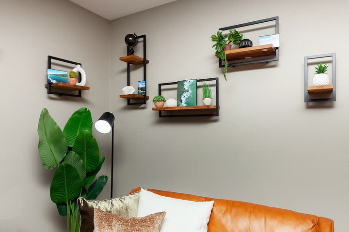 The Carmel/bold/massage /Chair Spacious / 3d Wall / Pool / Gym / Tanning Bed - West Des Moines, IA