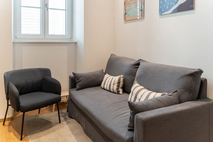 Elegant 49 Sqm Apartment In The Prestigious Palazzo Machiavelli, Located In The Heart Of Trieste. Perfect For 4 Guests, It Is Situated On The Second Floor Of A Building With An Elevator (Not Suitable For Disabled Individuals). The Location Is Excellent, - Trieste