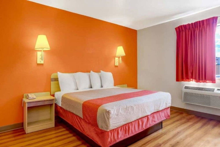 1 King Bed | Non-smoking - Española, NM