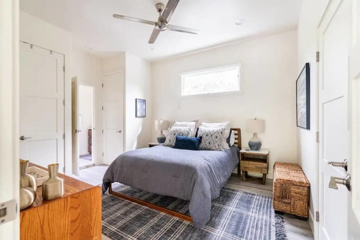 Private Guest House - Central Location - Dog Friendly - Full Kitchen - Santa Barbara, CA