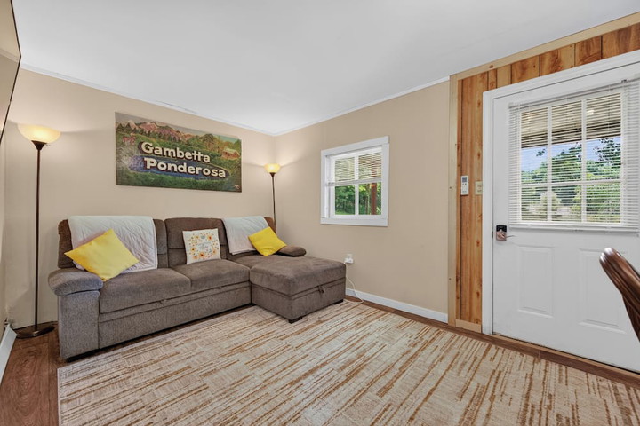 Cozy Lakeside Cabin With Peaceful Views, A Covered Porch, Fire Pit, And Private Rural Getaway. - Galax, VA