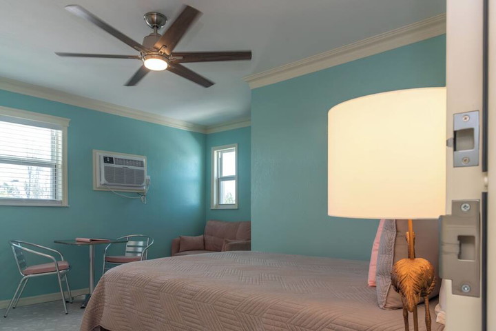 Flamingo Inn - Standard Queen With Kitchenette #208 - Sanibel Island