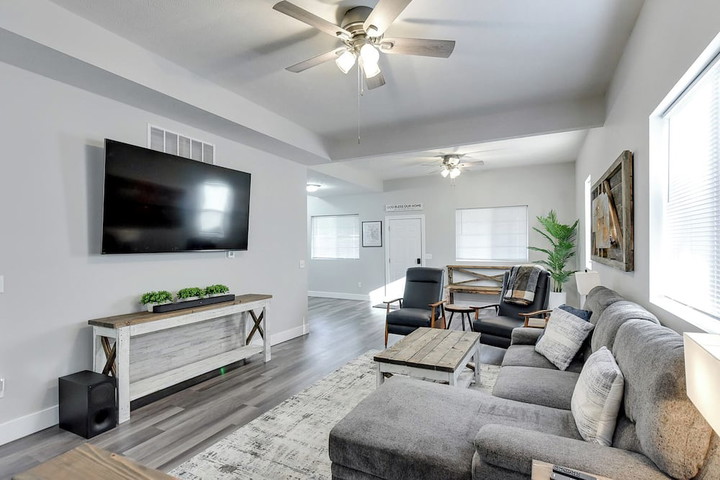 Welcome To...the Good Life, 4 Bed 2 Bath House Located In The Heart Of Lincoln - Lincoln, NE
