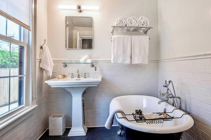 Vine + Sand--southold, Ny's Newest B&b--room 1--king Bed And Ensuite Bathroom With Soaking Tub - The Hamptons, NY