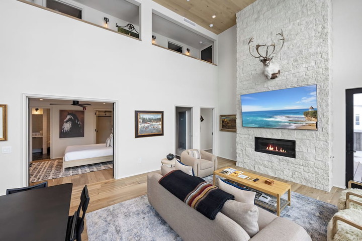 Downtown Jackson Luxury Retreat W/ Hot Tub, Fireplace & Views - Jackson Hole, Wyoming