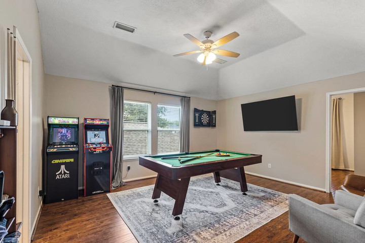 Katy Family Retreat · Heated Pool, Hot Tub, Game Room · Sleeps 16 - Katy, TX