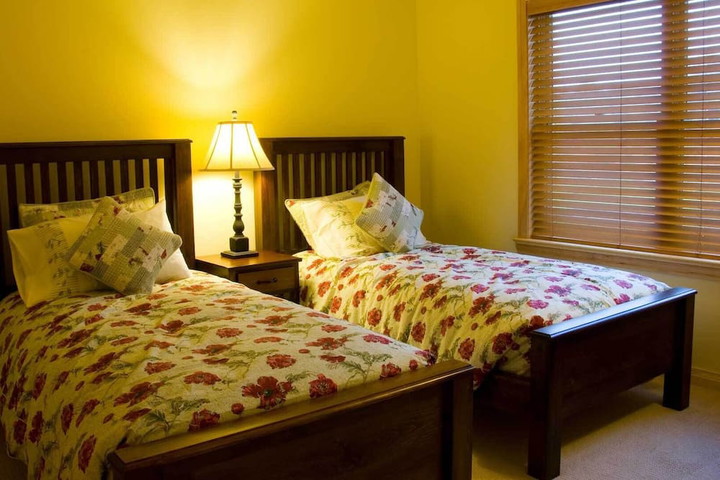 Cottage 28 | Muskoka Cottage Near Beach & Golf Course Sleeps 6 - Huntsville