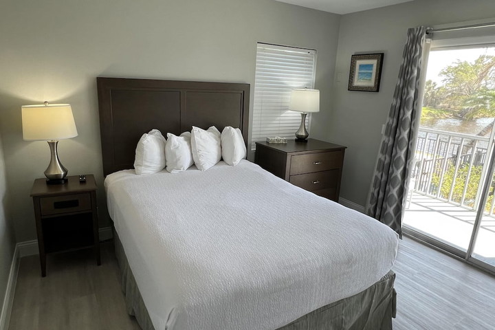 Lakeview Superior One-bedroom Suite - Marco Island, FL