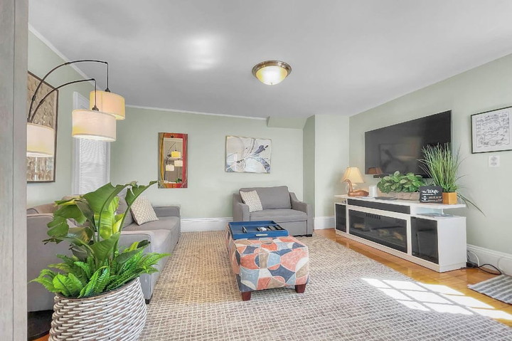 Village Retreat: Walk To Historic Town Private Deck, Grill & Off-street Parking - Beverly, MA