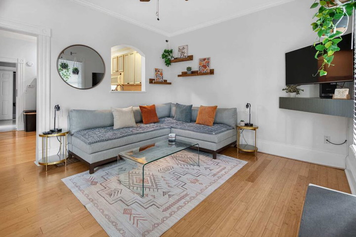 Charming Downtown Cottage, Patio & Cozy Stay - Colorado