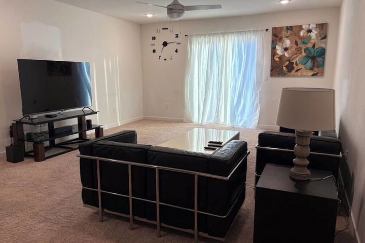 Charming 3-bedroom House With Central Ac, Pergola, Patio, & Garage In Los Banos. - ロス・バナス, CA
