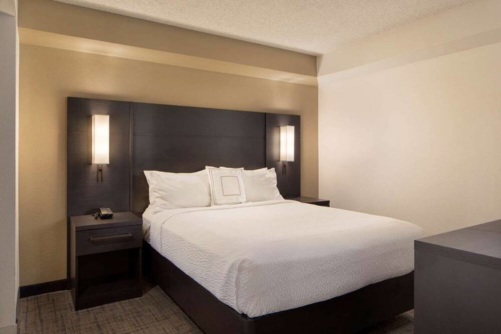 Family Retreat In Central Fresno | 2 Suites W/ Kitchen | Free Parking - Fresno, CA