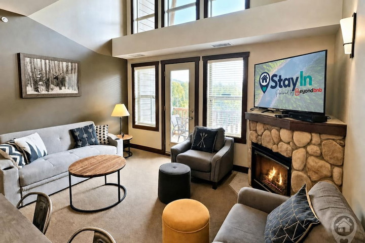 Ski Hill View Condo W/ Loft, Ac, Sleeps 8 - Fernie