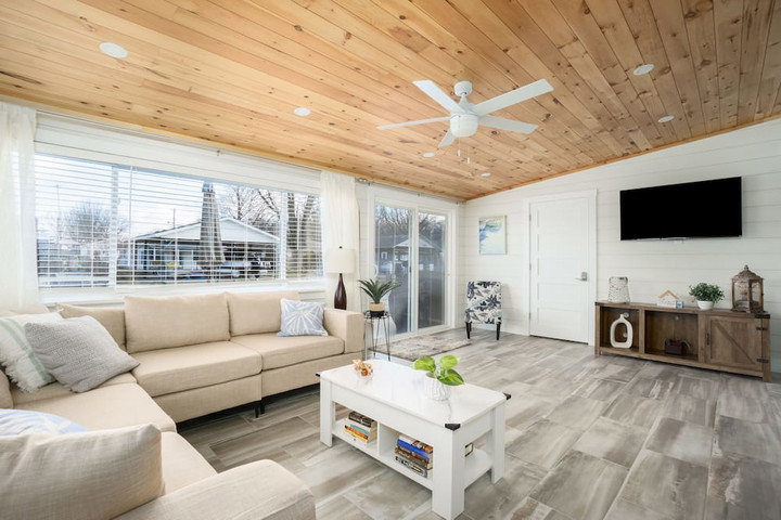 Cozy Renovated Lakehouse With Boat Dock And Canal Access - Lakeview, OH