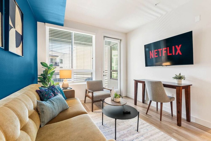 Modern Apt Escape Near South Coast Plaza - Santa Ana, CA