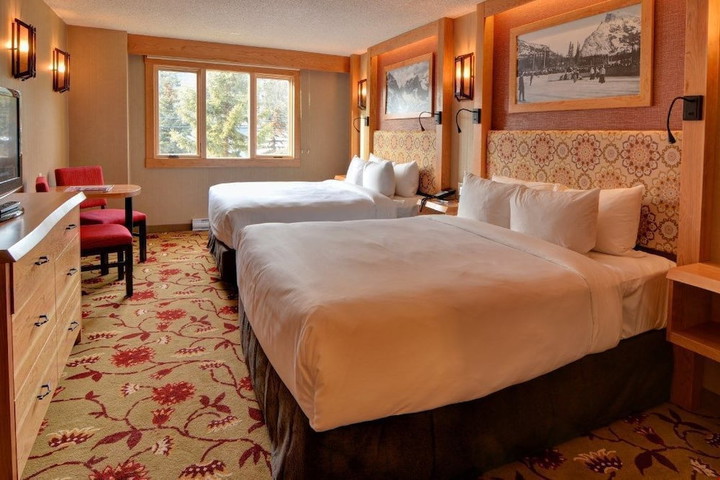 2 Queens W/ Exterior Views In Banff - 밴프