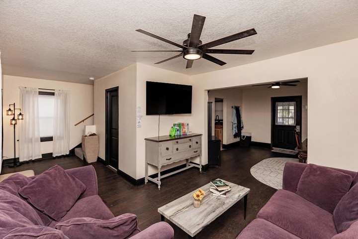 The Walnut Retreat~whole House! Hot Tub~library~ - Altoona, IA