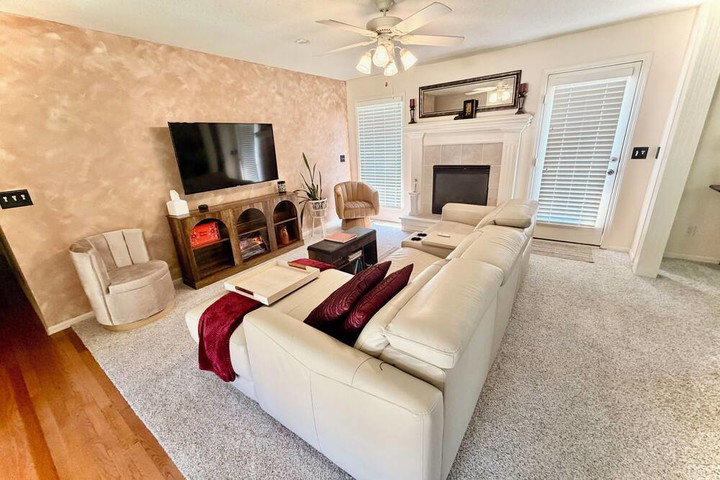 3-br 2.5ba Home-quaint Kck Neighborhood. Fenced Yard, Hot Tub; Perfect Location! - Shawnee, KS