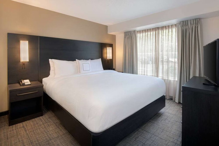 Relaxing Atlanta Escape! 4 Modern 2br Suites W/ Pool, Gym, & Free Breakfast! - Marietta, GA