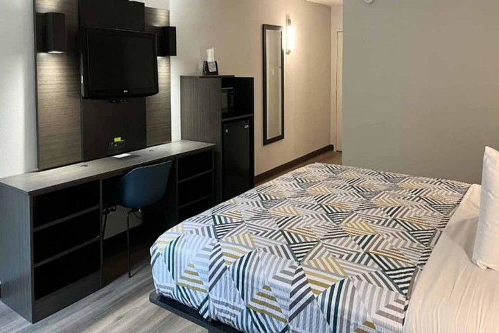 1 King Bed | Nsmk, Micfridge, View - Nacogdoches, TX