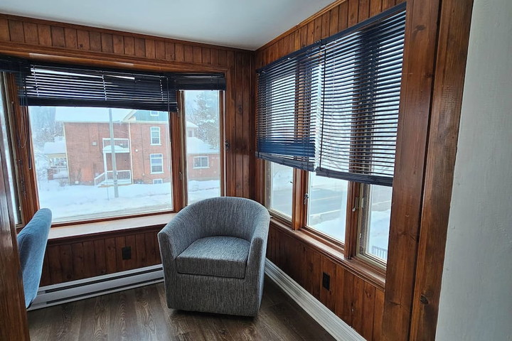 Spacious 4br Retreat W/ King Loft Near Downtown Ptbo & Hospital + Parking - Peterborough