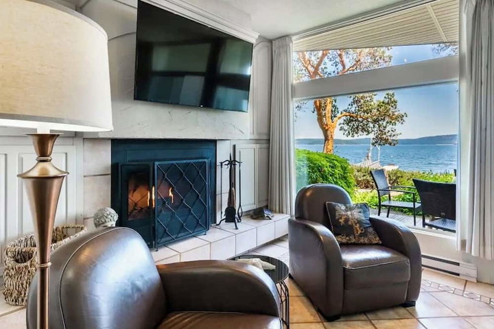 Waterfront Wonder!  Beautiful Oceanfront 1 Bedroom Condo With Amazing Views! - バンクーバー島