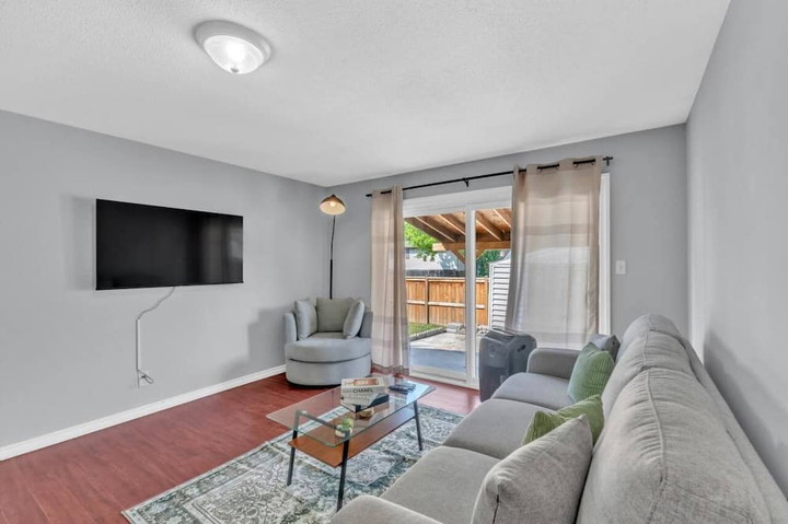 4br Home | Fenced Yard & 2-car Parking - Windsor, ON, Canada