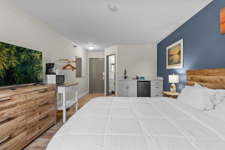 Nisswa Hotel & Suites Upper Gull Lake Single Queen · Kitchenette - Minnesota