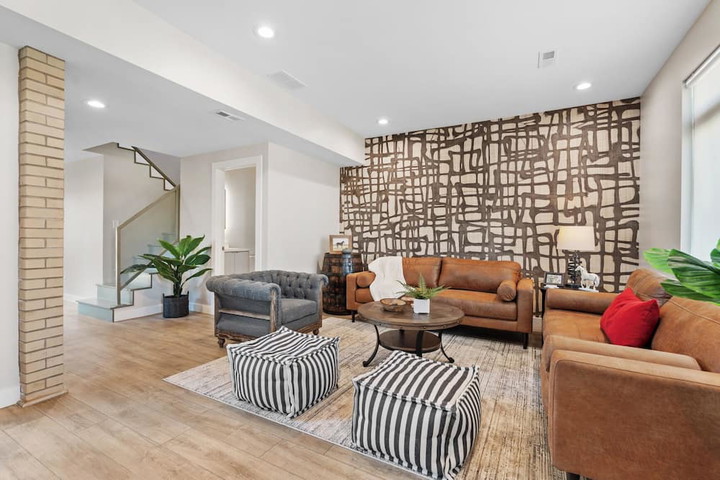 Prime Nulu Escape: Sleek 4br W/ Hot Tub & Style - Louisville, KY