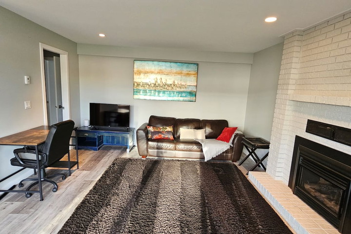 Westham Island Getaway! Hot Tub/fire Pit! Sleeps 17 In A Quaint Farm Setting. - Tsawwassen