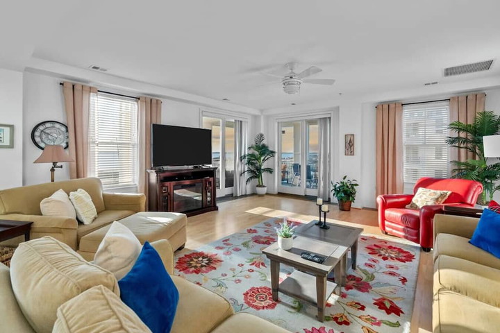 New! Oceanfront Penthouse/ 2 Decks/ Pool/beach/gym - Sandbridge Beach, VA