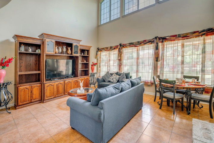 Red Oak Group Getaway W/ Yard + Patio - Lancaster, TX