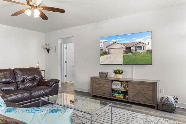 Quiet Stay W Workspace, Fast Wi-fi & Parking - Fishers, IN