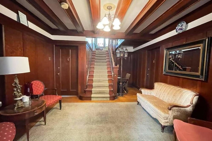 Bachelor Suite In Heritage Manor, Fairfield - Saanich
