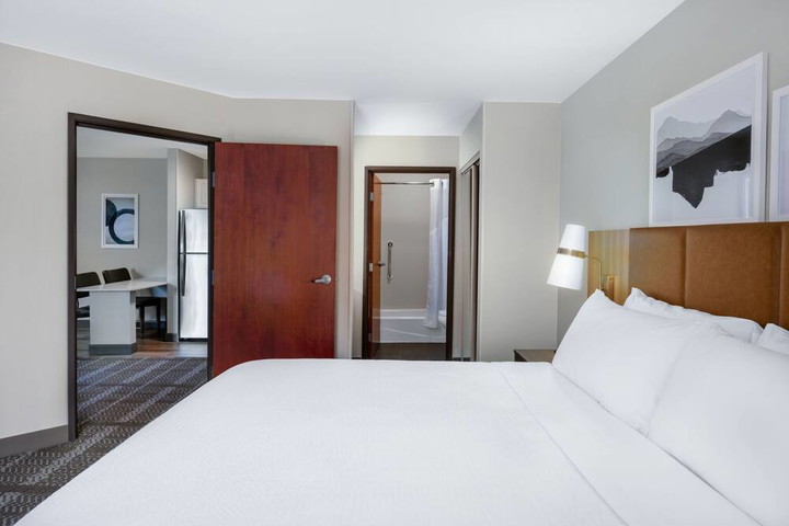 Accessible Studio Suite W/ Tub | Free Breakfast! - West Des Moines, IA