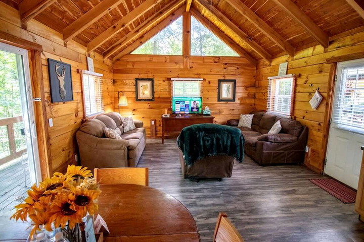 Large Log Cabin With Private Deck Near Cumberland Lake, Perfect For A Relaxing Weekend In Nature - Kentucky
